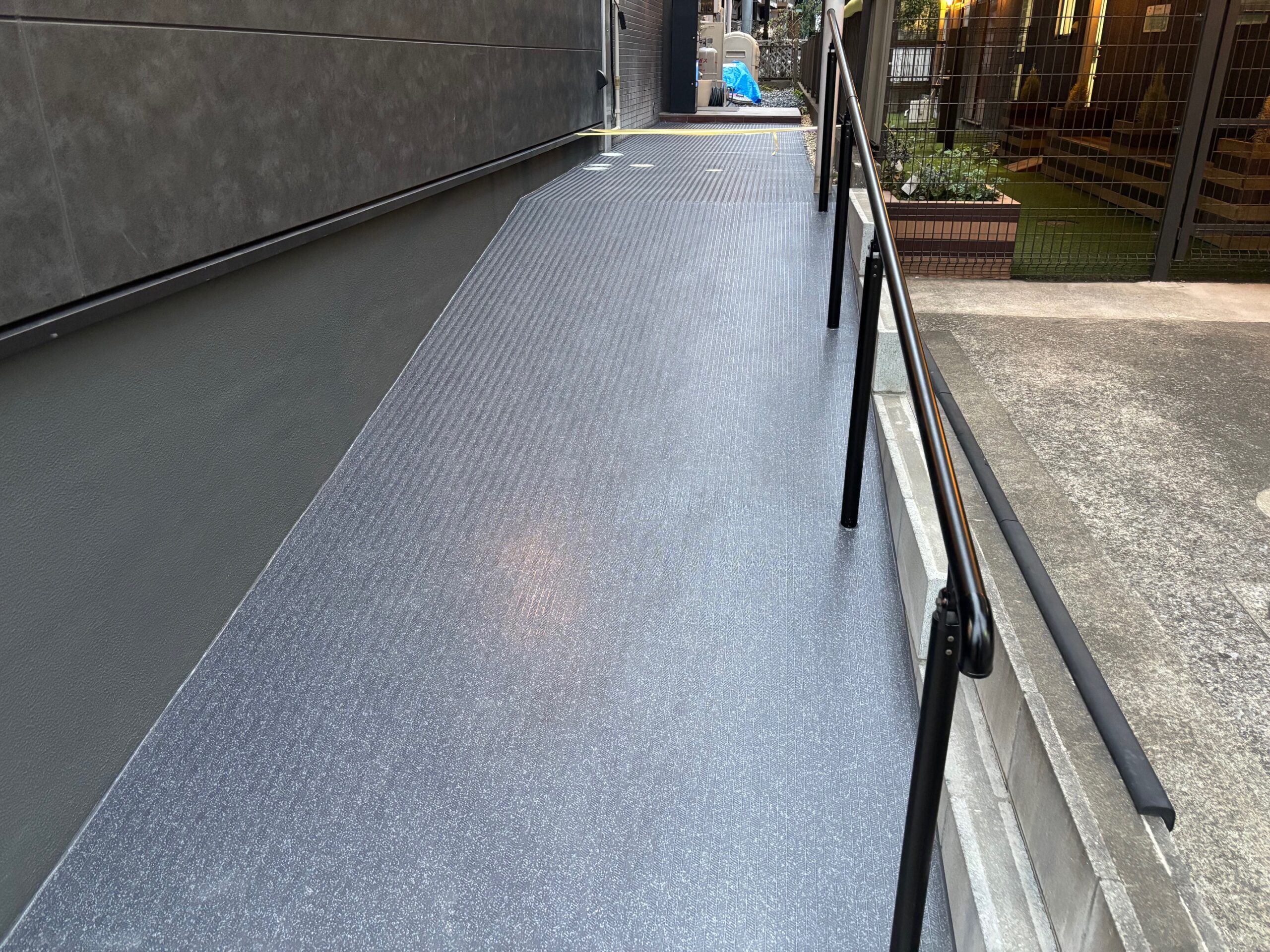 戸建てオフィスの入口スロープに屋外用の長尺シートを施工しました！ | 株式会社Nobel Work Styles