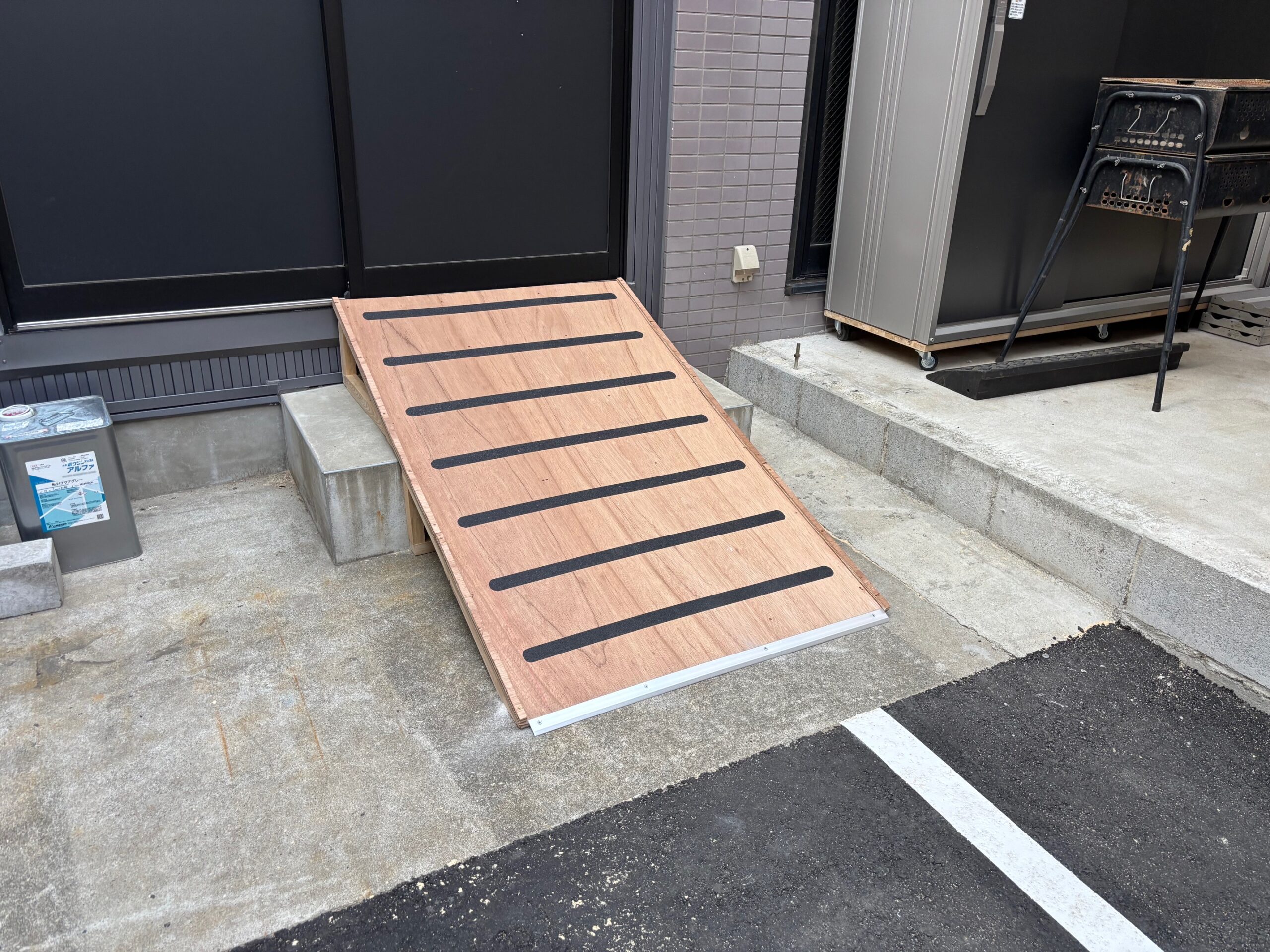 戸建てオフィスの倉庫の入口に木製スロープを施工しました！ | 株式会社Nobel Work Styles