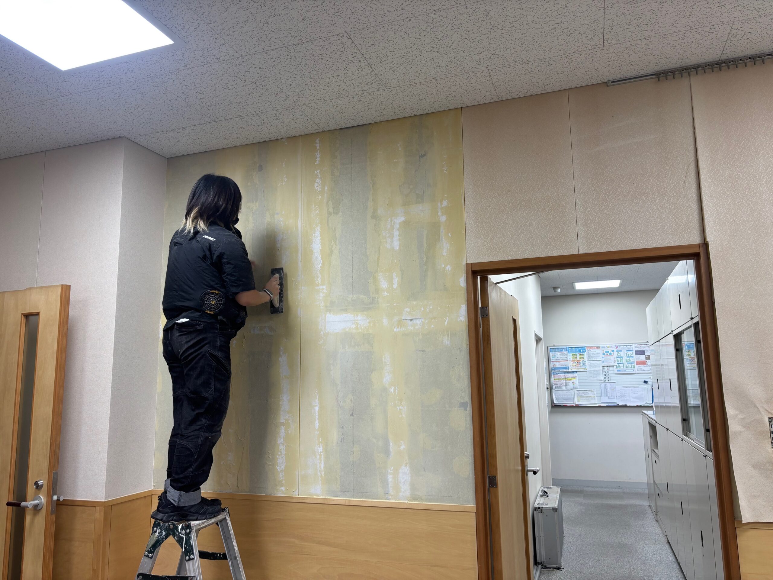 学校の会議室の古くなったクロスを貼り替えました！ | 株式会社Nobel Work Styles