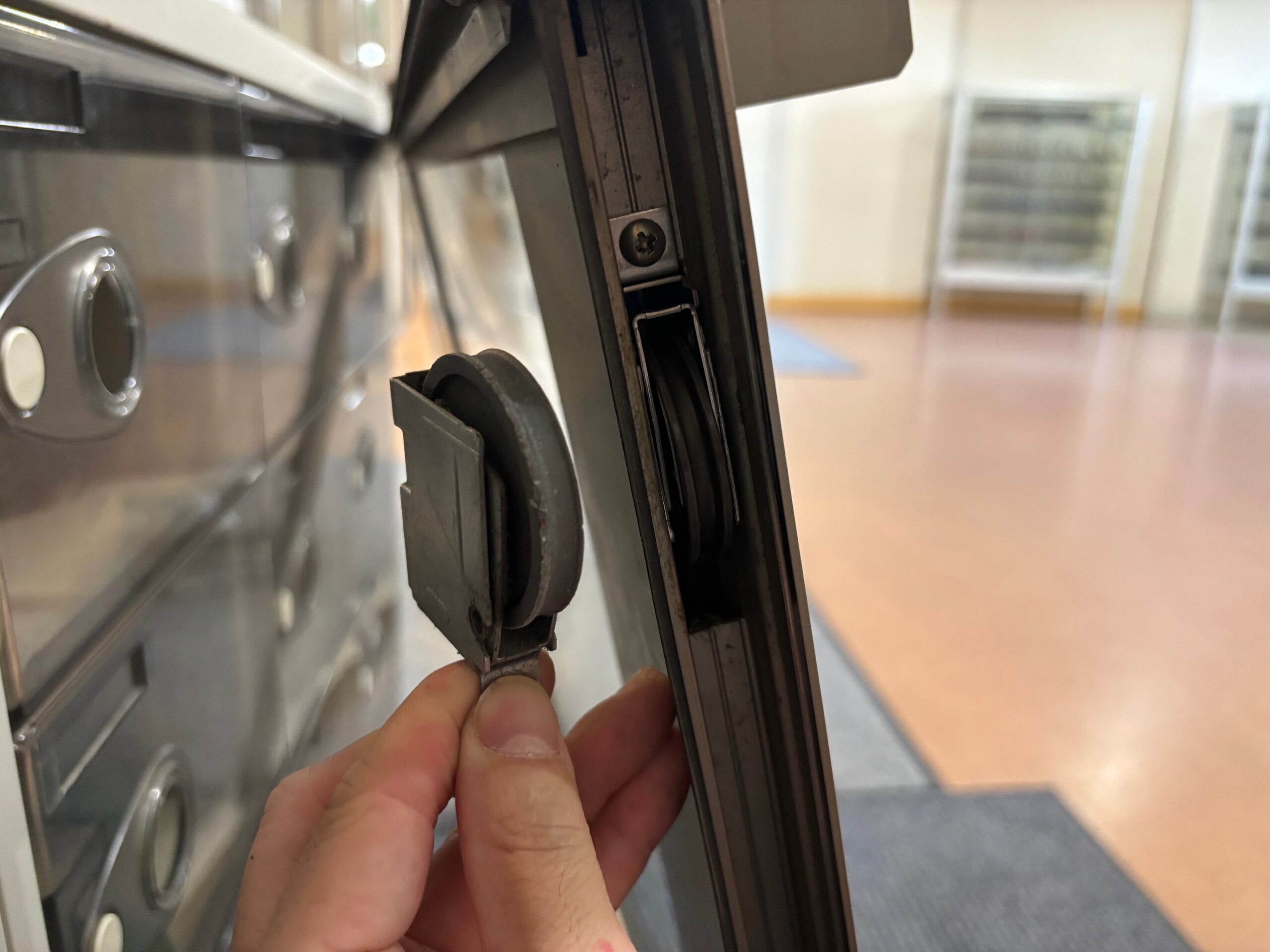 学校の引違い扉の戸車の交換作業を行いました！ | 株式会社Nobel Work Styles